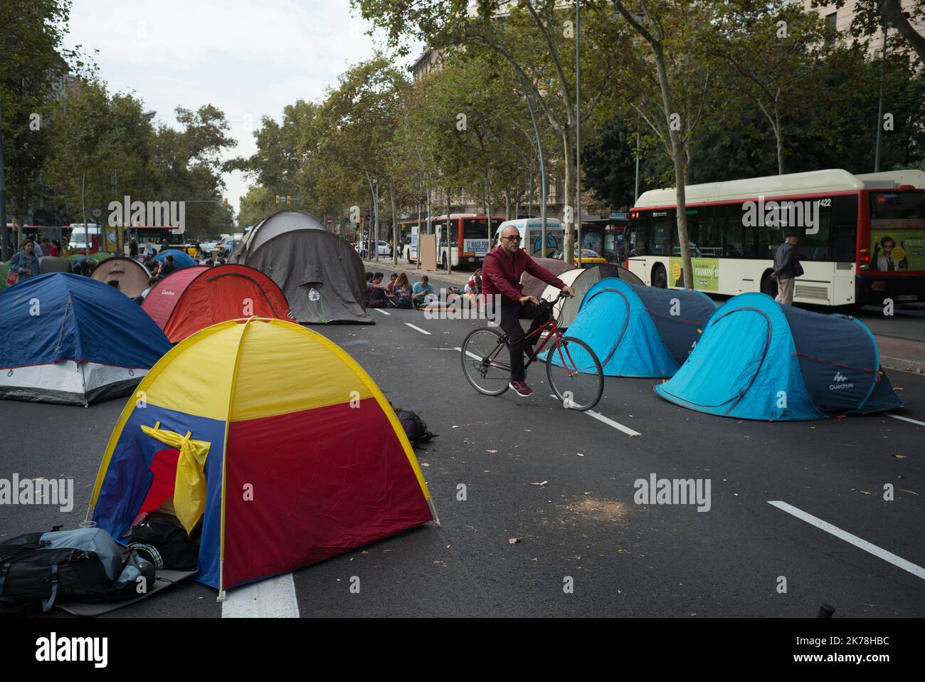 The Tsunami Democratic, a Catalan autonomist movement, blocks the ...