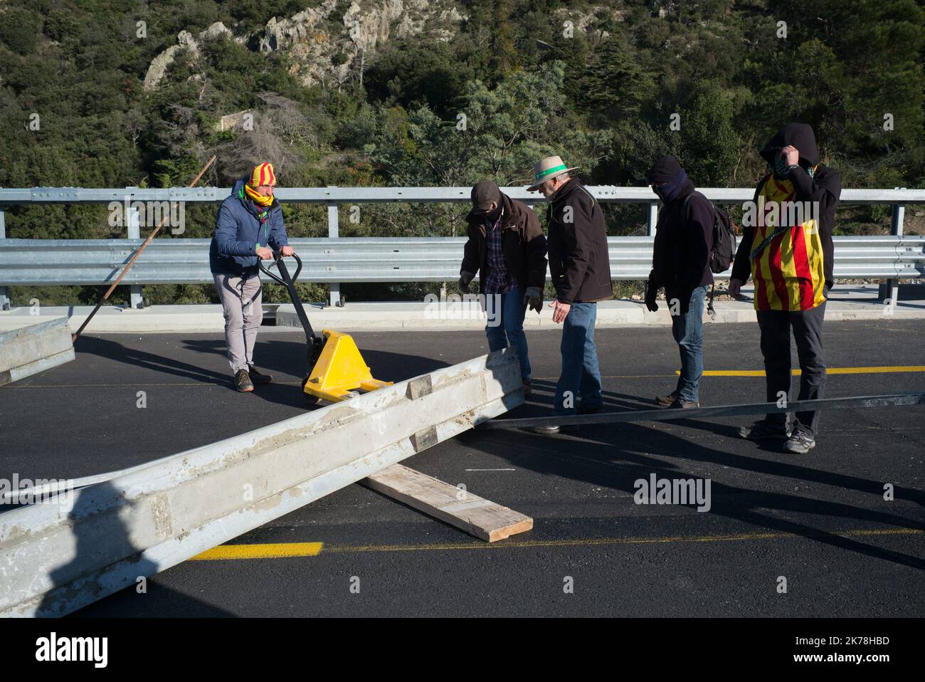 The Tsunami Democratic, a Catalan autonomist movement, blocks the ...