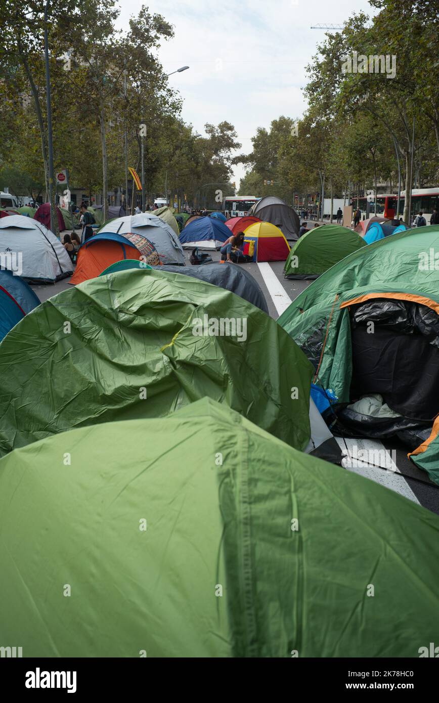 The Tsunami Democratic, a Catalan autonomist movement, blocks the ...