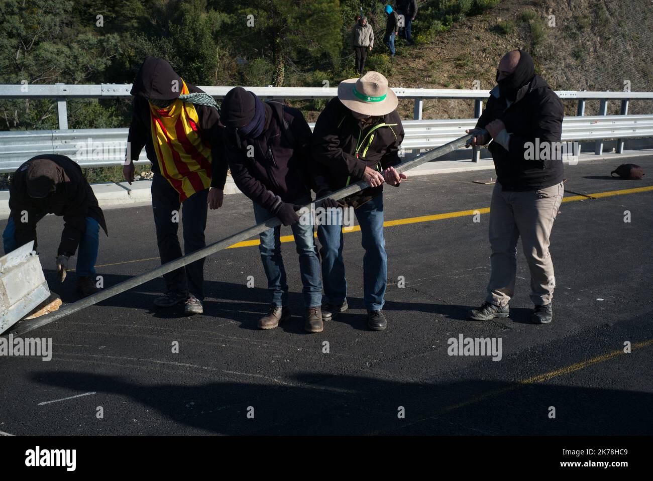 The Tsunami Democratic, a Catalan autonomist movement, blocks the ...