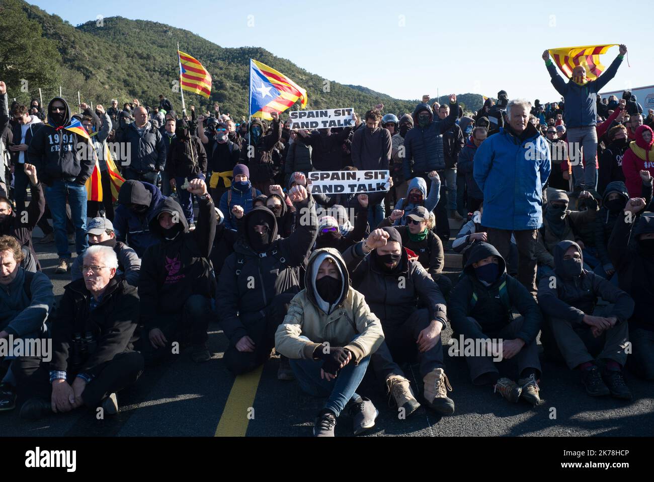 The Tsunami Democratic, a Catalan autonomist movement, blocks the ...