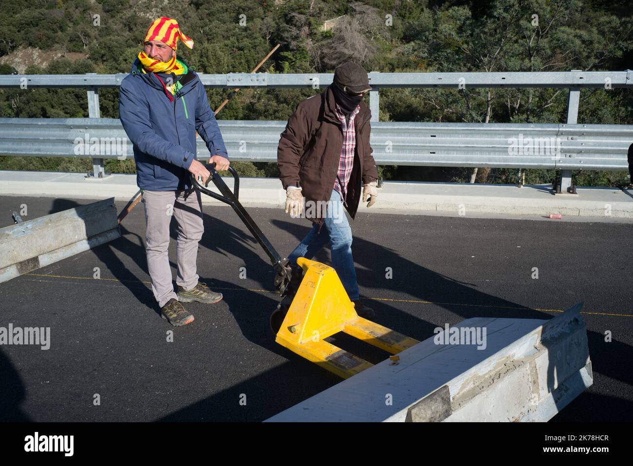The Tsunami Democratic, a Catalan autonomist movement, blocks the ...