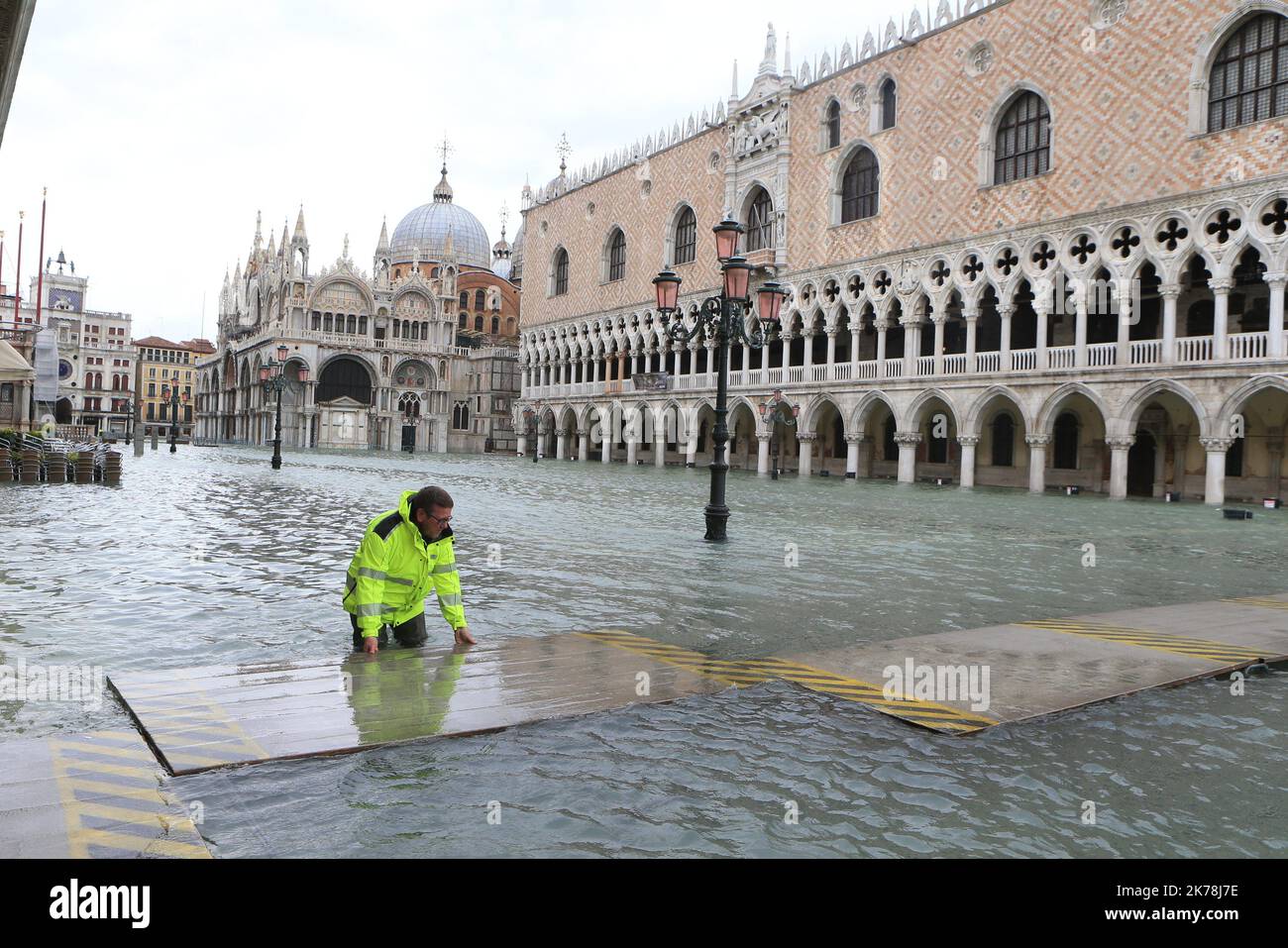 Flood on st marks square in venice hi-res stock photography and images ...