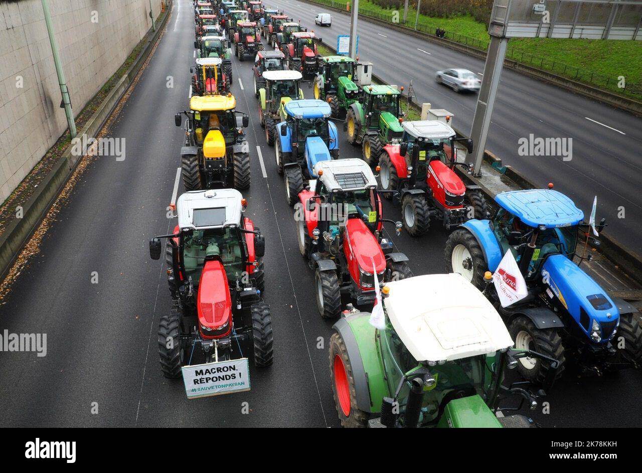 Farmers are demonstrating in Paris Stock Photo - Alamy