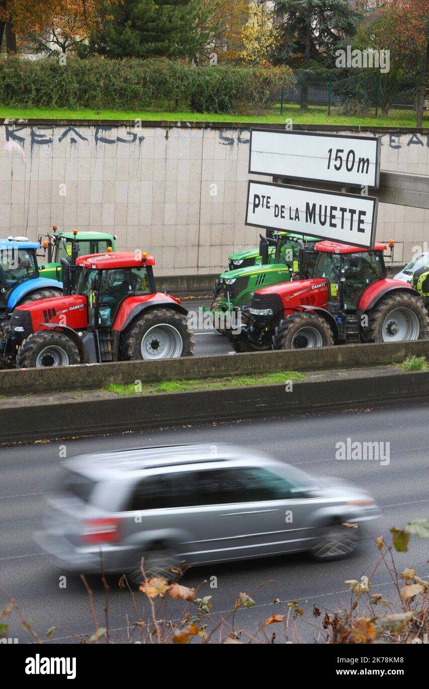 Farmers are demonstrating in Paris Stock Photo - Alamy