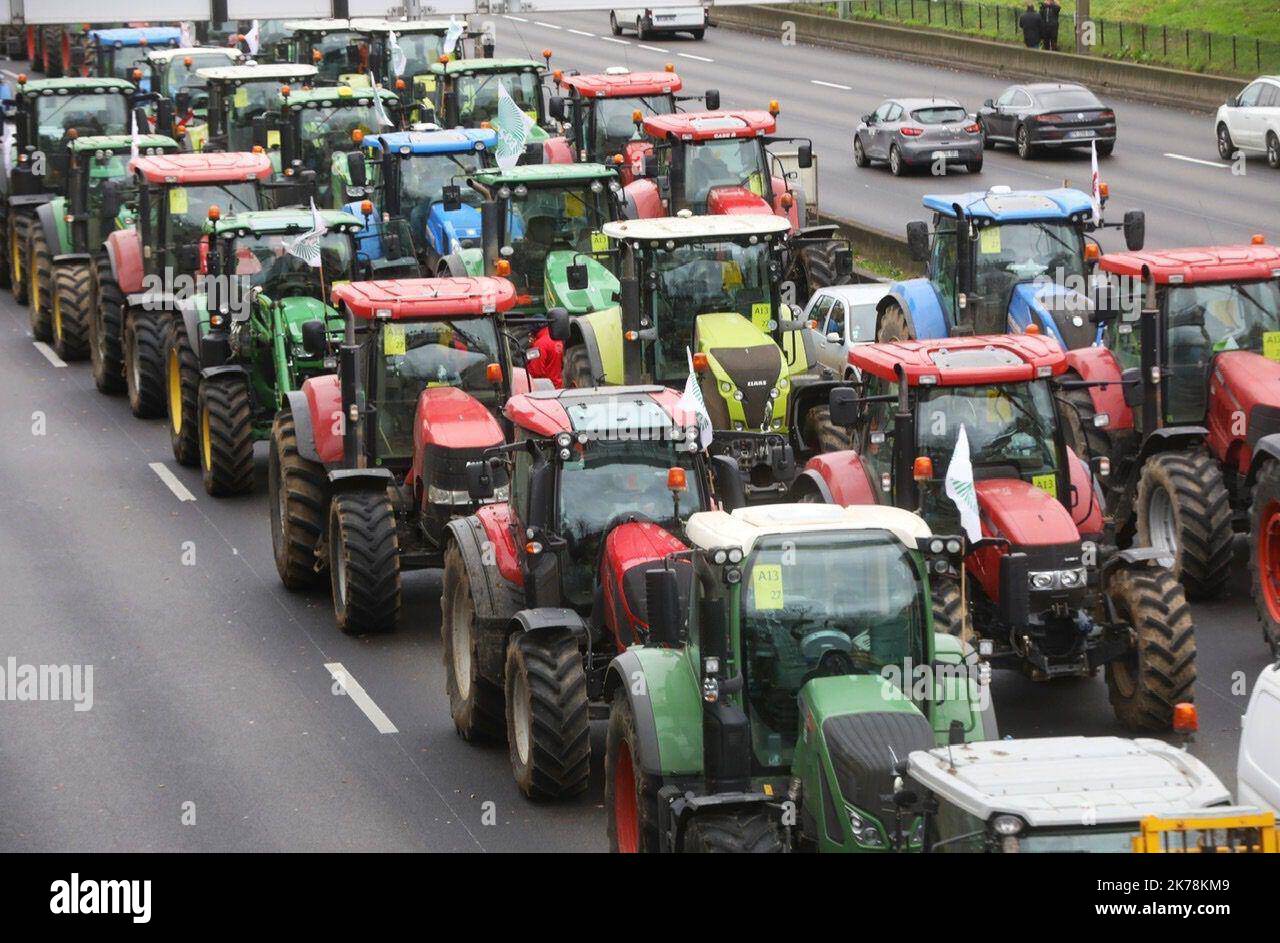 Farmers are demonstrating in Paris Stock Photo - Alamy