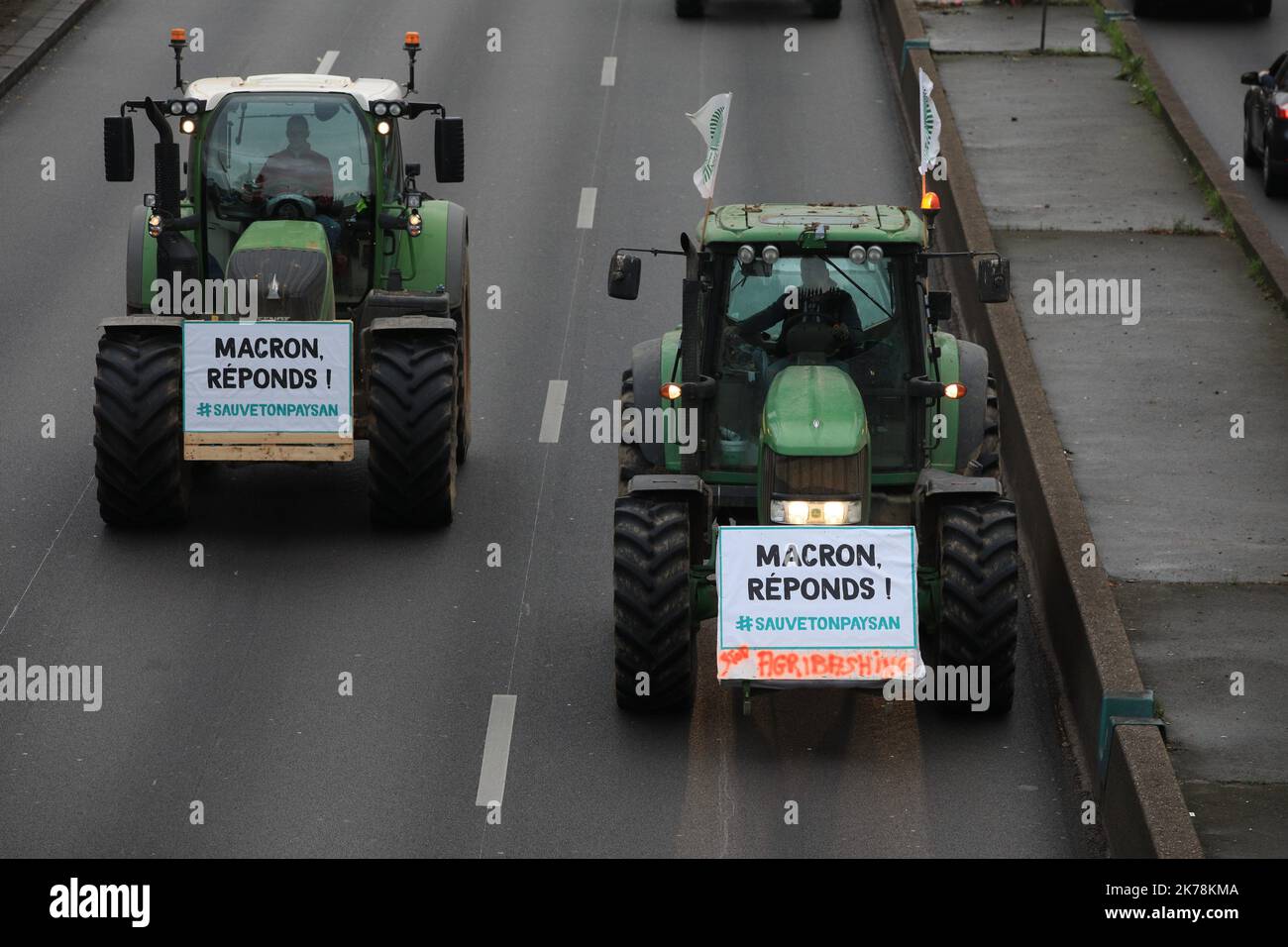 Farmers are demonstrating in Paris Stock Photo - Alamy