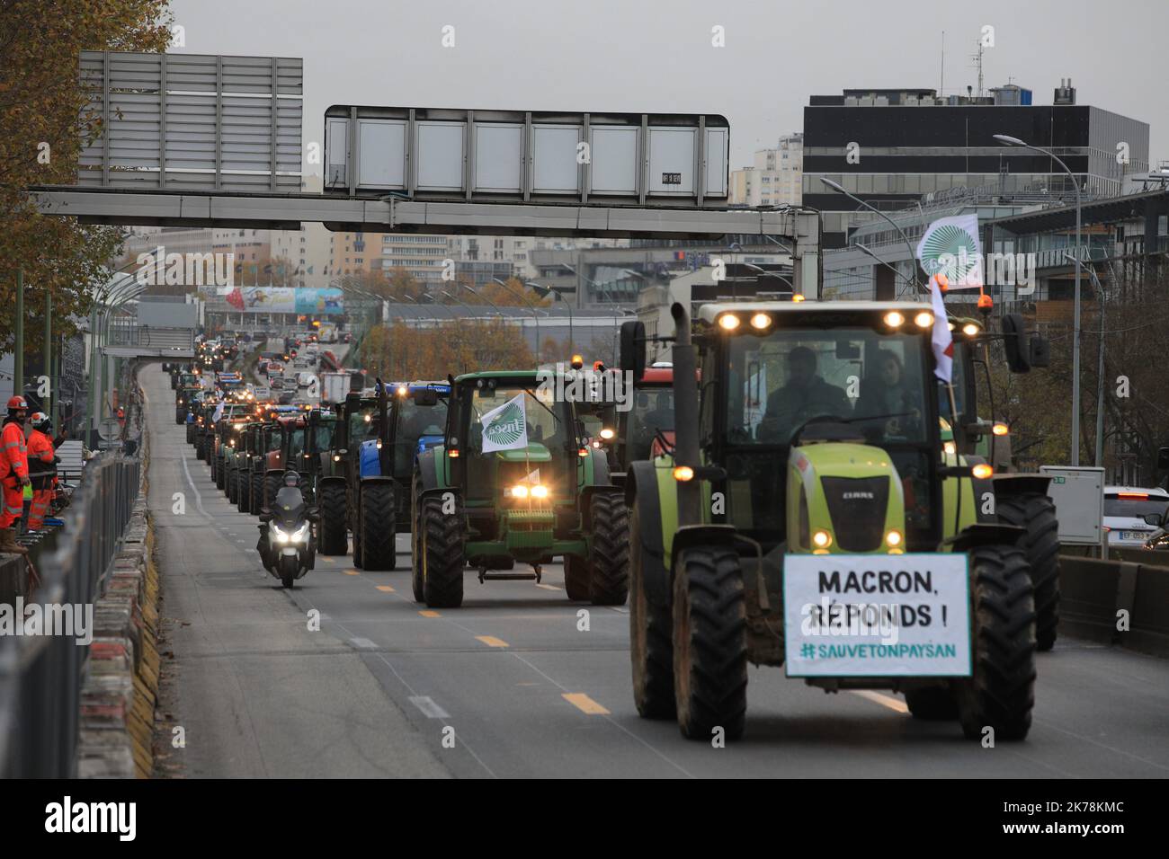 Farmers are demonstrating in Paris Stock Photo - Alamy