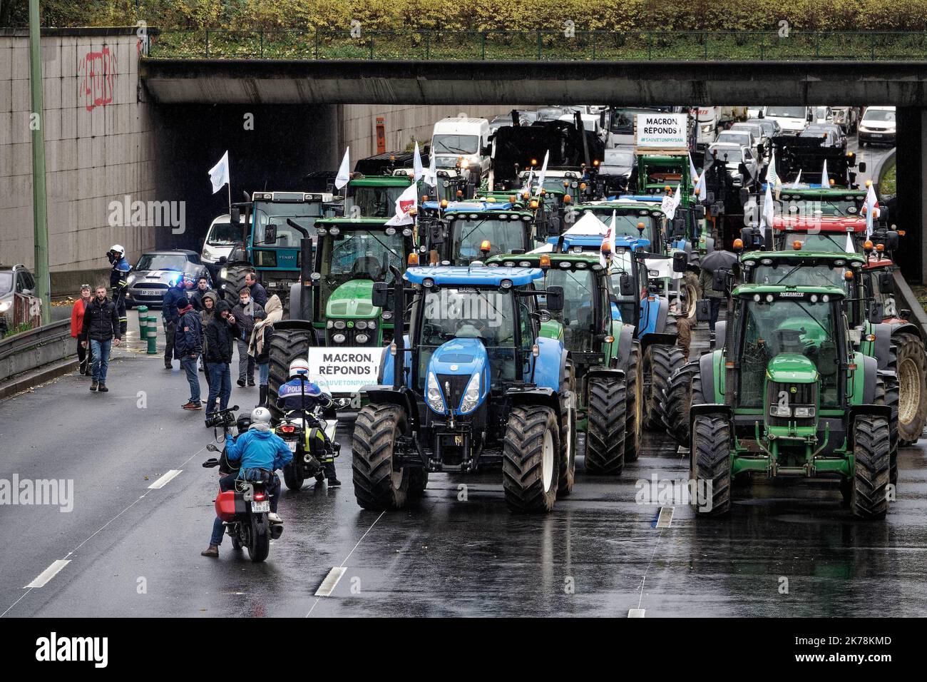 Farmers are demonstrating in Paris Stock Photo - Alamy
