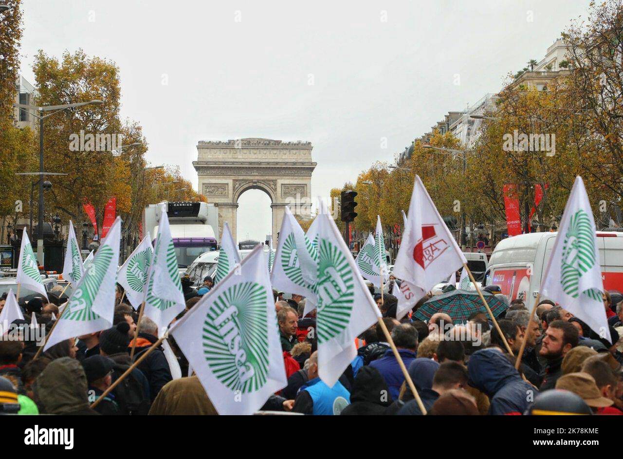 Farmers are demonstrating in Paris Stock Photo - Alamy