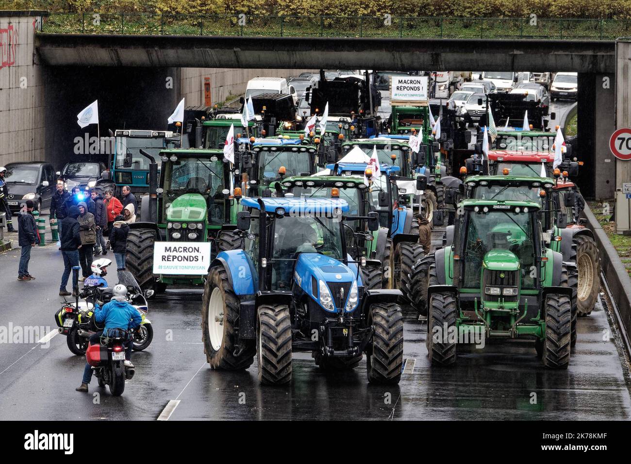 Farmers are demonstrating in Paris Stock Photo - Alamy