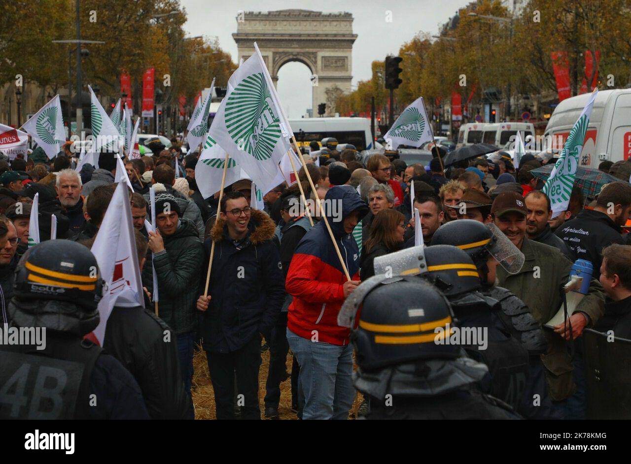 Farmers are demonstrating in Paris Stock Photo - Alamy