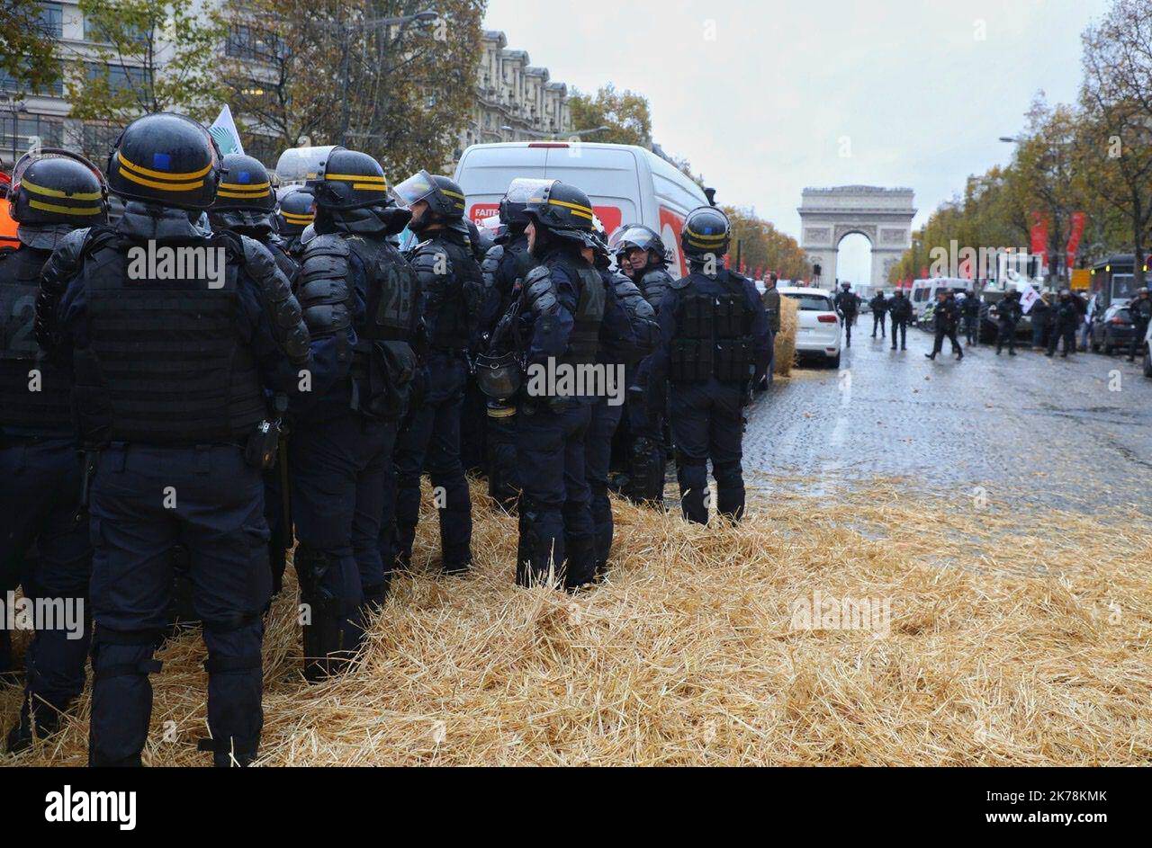 Farmers are demonstrating in Paris Stock Photo - Alamy
