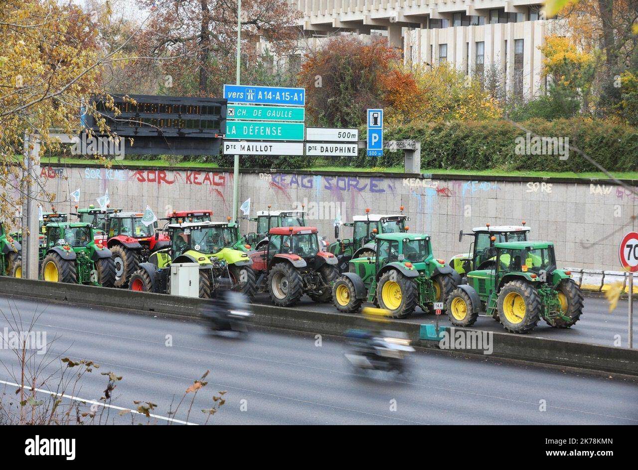 Farmers are demonstrating in Paris Stock Photo - Alamy