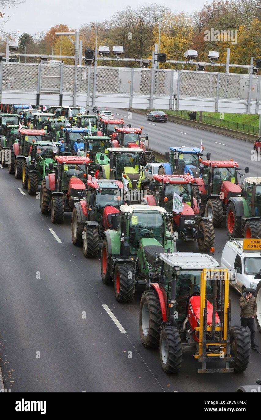 Farmers are demonstrating in Paris Stock Photo - Alamy