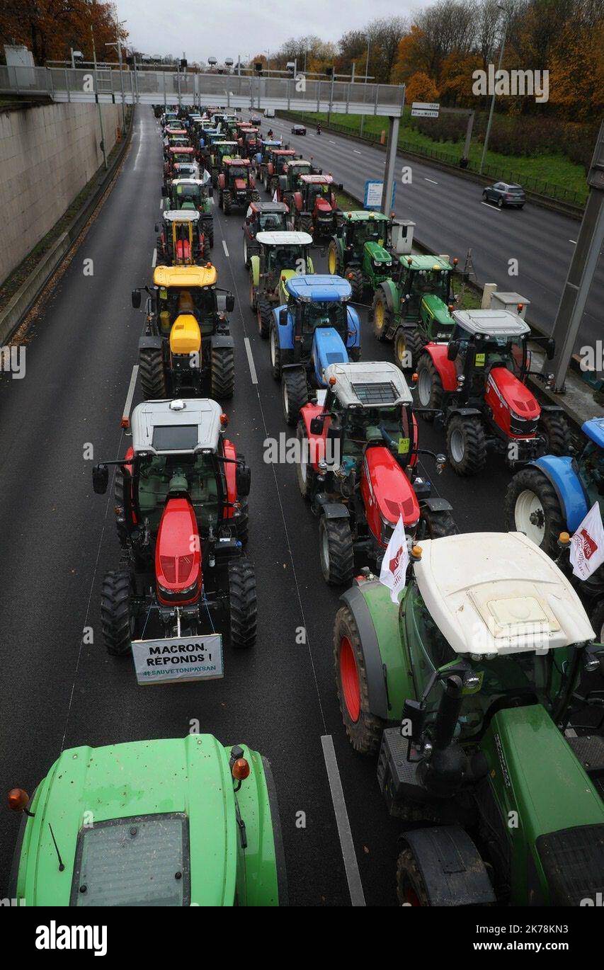 Farmers are demonstrating in Paris Stock Photo - Alamy