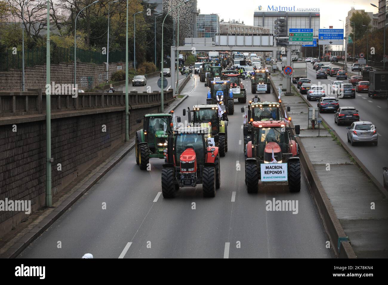 Farmers are demonstrating in Paris Stock Photo - Alamy