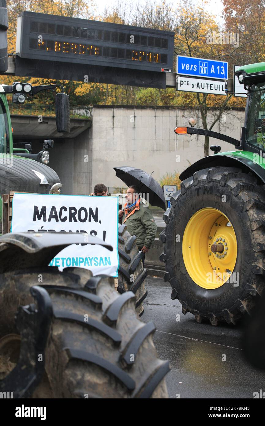 Farmers are demonstrating in Paris Stock Photo - Alamy