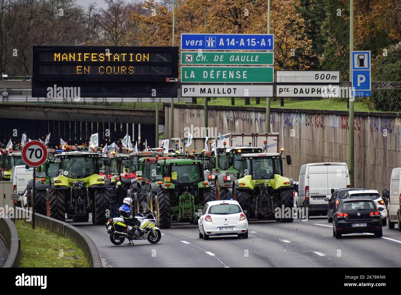 Farmers are demonstrating in Paris Stock Photo - Alamy