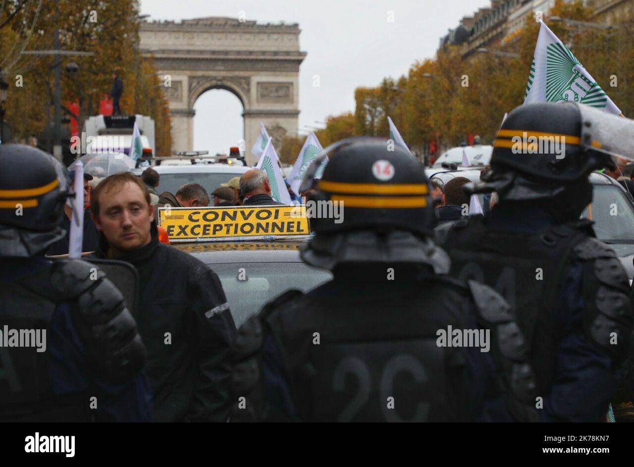 Farmers are demonstrating in Paris Stock Photo - Alamy