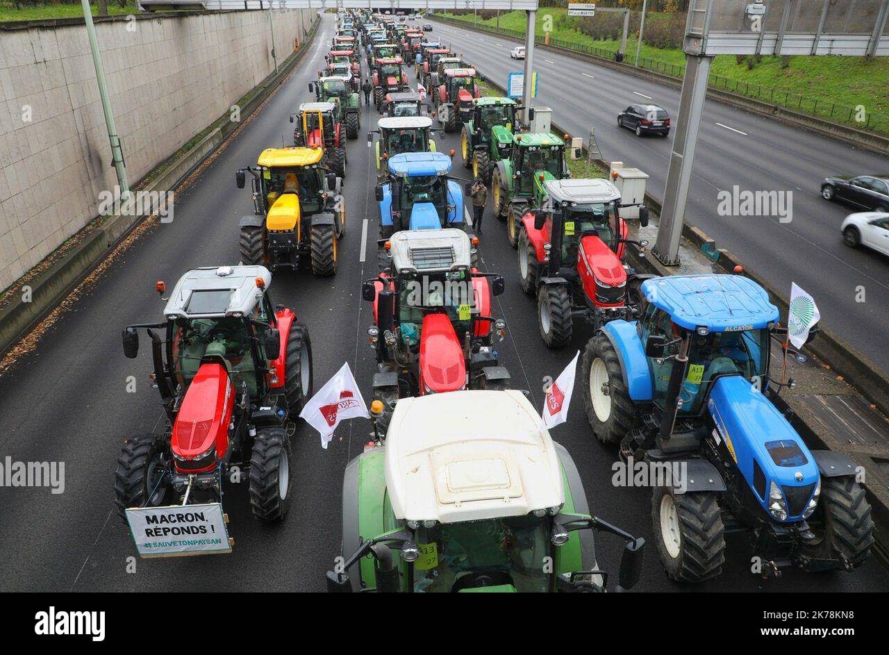 Farmers are demonstrating in Paris Stock Photo - Alamy