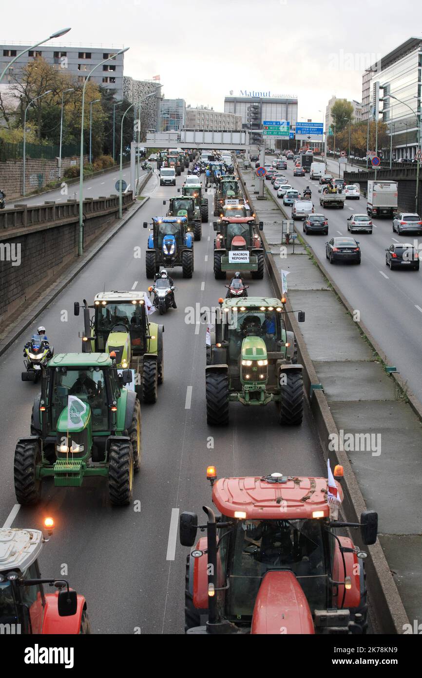 Farmers are demonstrating in Paris Stock Photo - Alamy