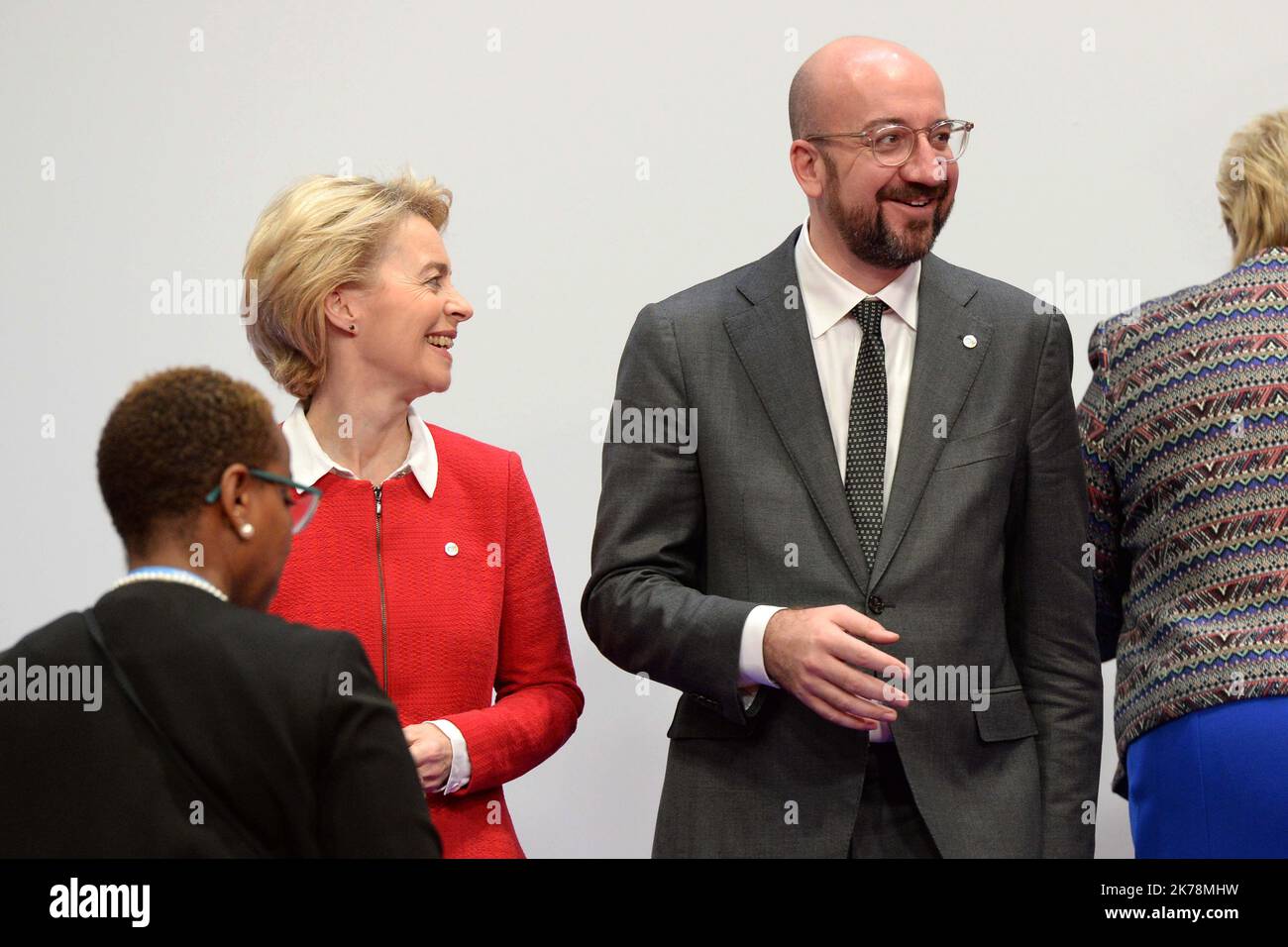 Lors de la "photo de famille", Ursula von der Leyen, présidente de la ...