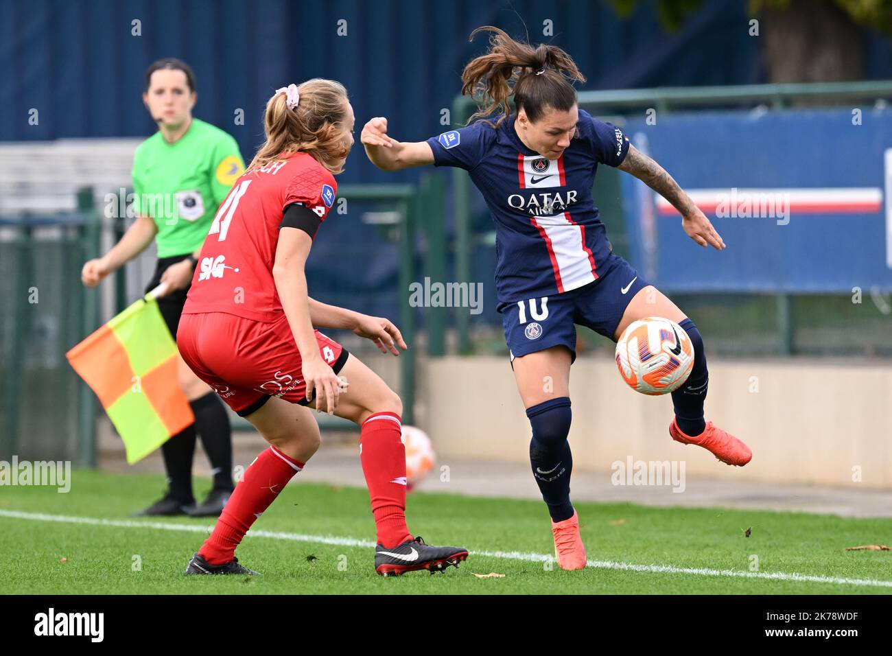 PARIS - (lr) Lena Goetsch of Dijon FCO women, Ramona Bachmann of Paris ...