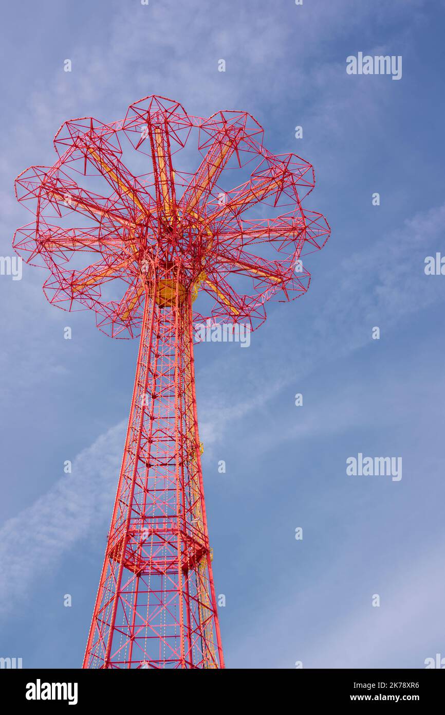parachute tower at coney island pictured against the sky Stock Photo ...