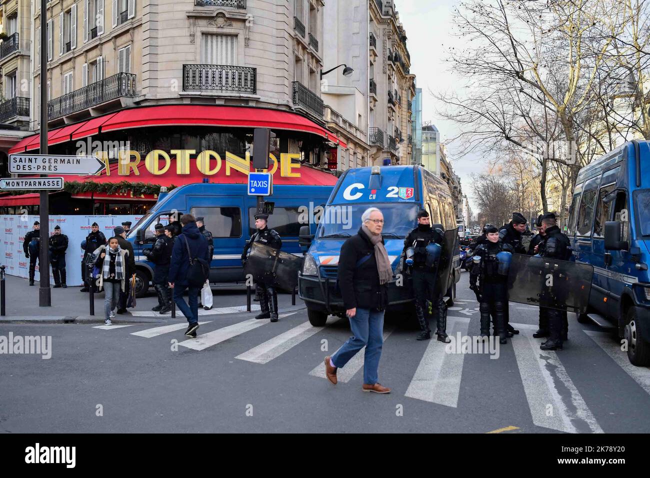 French riots continue throughout Paris Stock Photo - Alamy