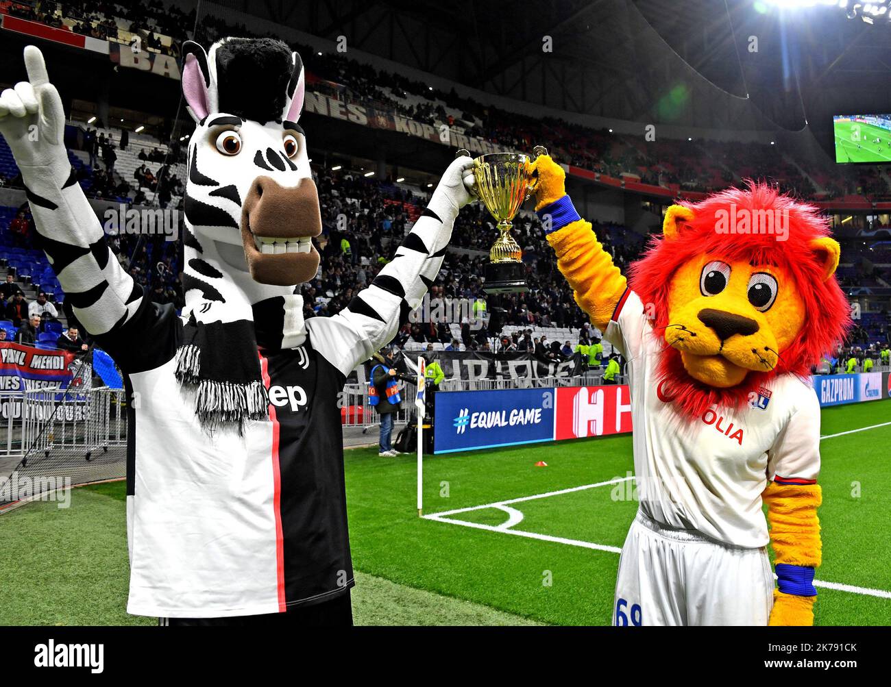 Les mascottes des 2 clubs, UEFA Champions League Lyon v Juventus at the ...
