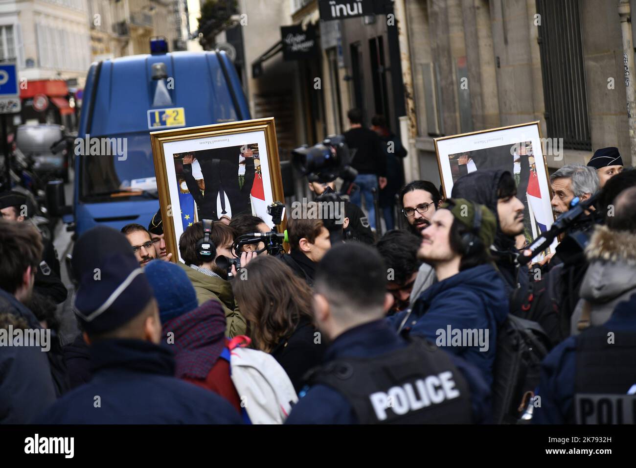 The Police drown the dropouts of portraits of Emmanuel Macron, of the ...