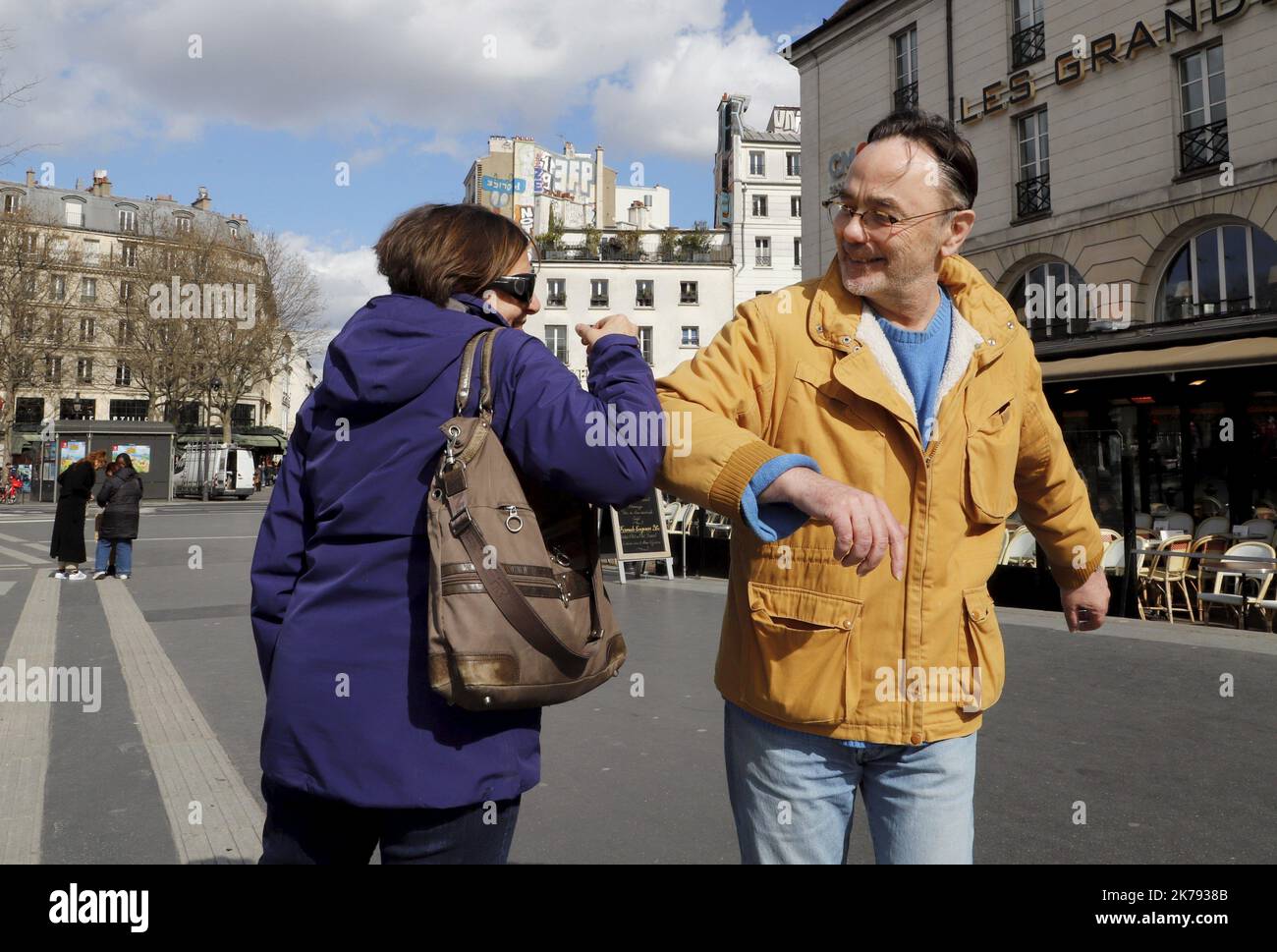 Kissing hello greeting hi-res stock photography and images - Alamy