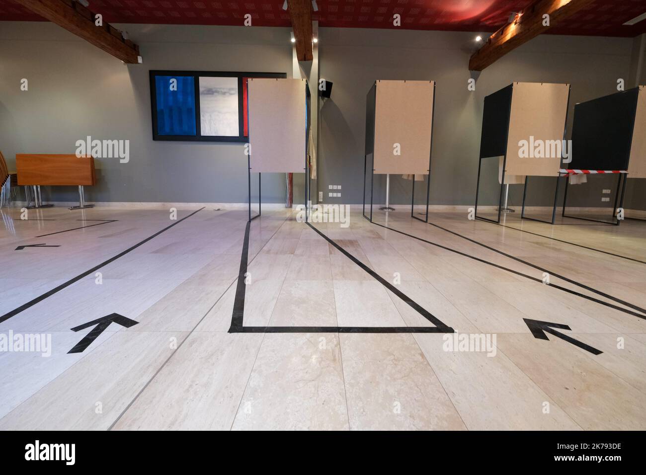 Installation of a polling station during the coronavirus epidemic with ...