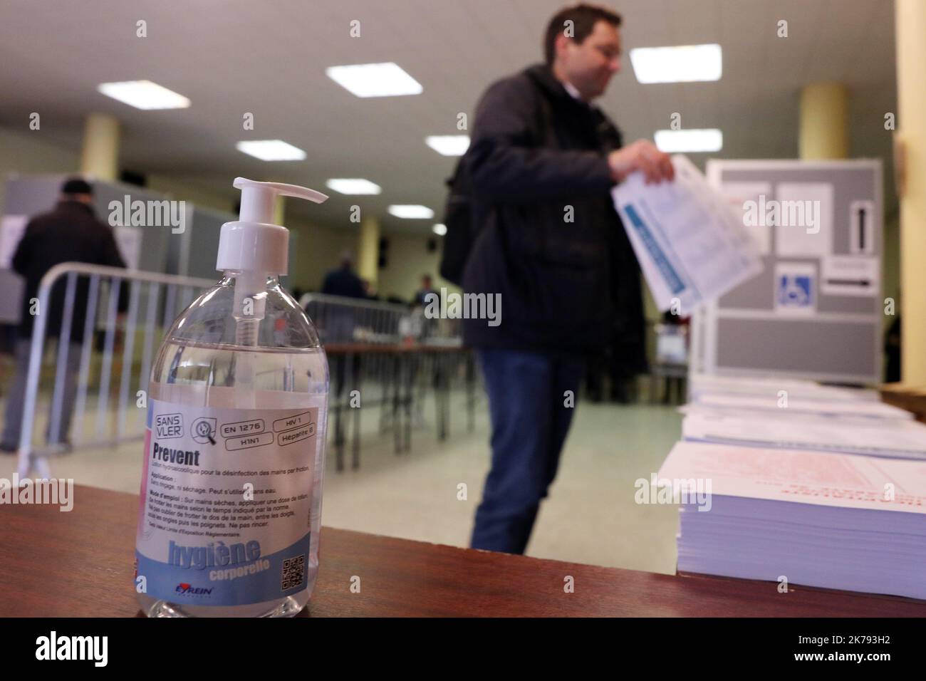 1st ballot at polling stations in Vienne (central France) measures ...