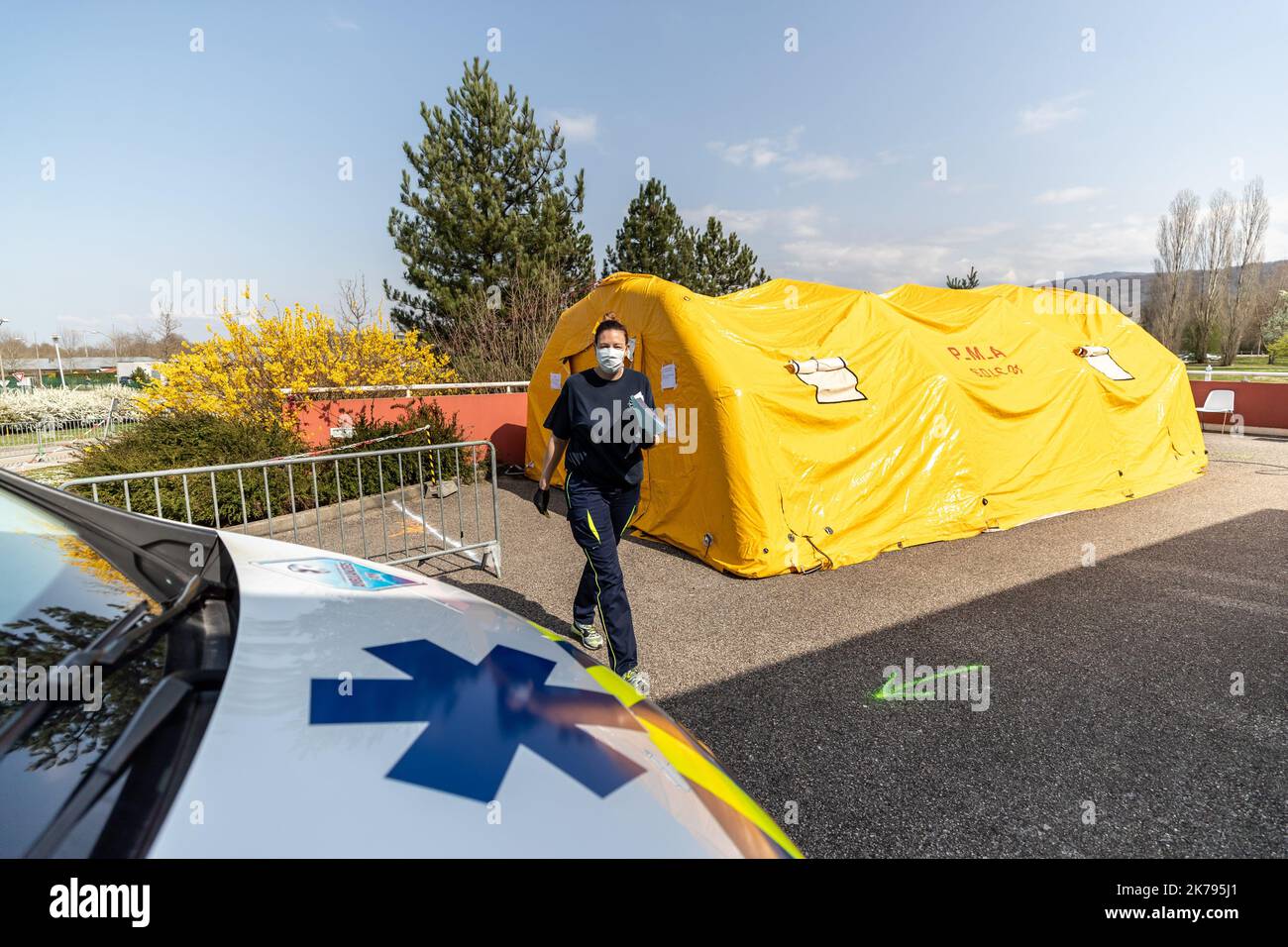 / 21/03/2020 - France / Rhone Alpes - A paramedic leaves the sorting ...
