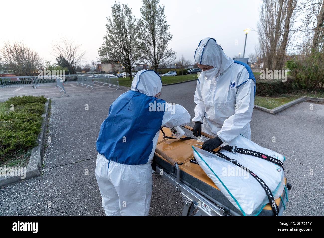 / 21/03/2020 - France / Rhone Alpes - A paramedic in a protective suit ...