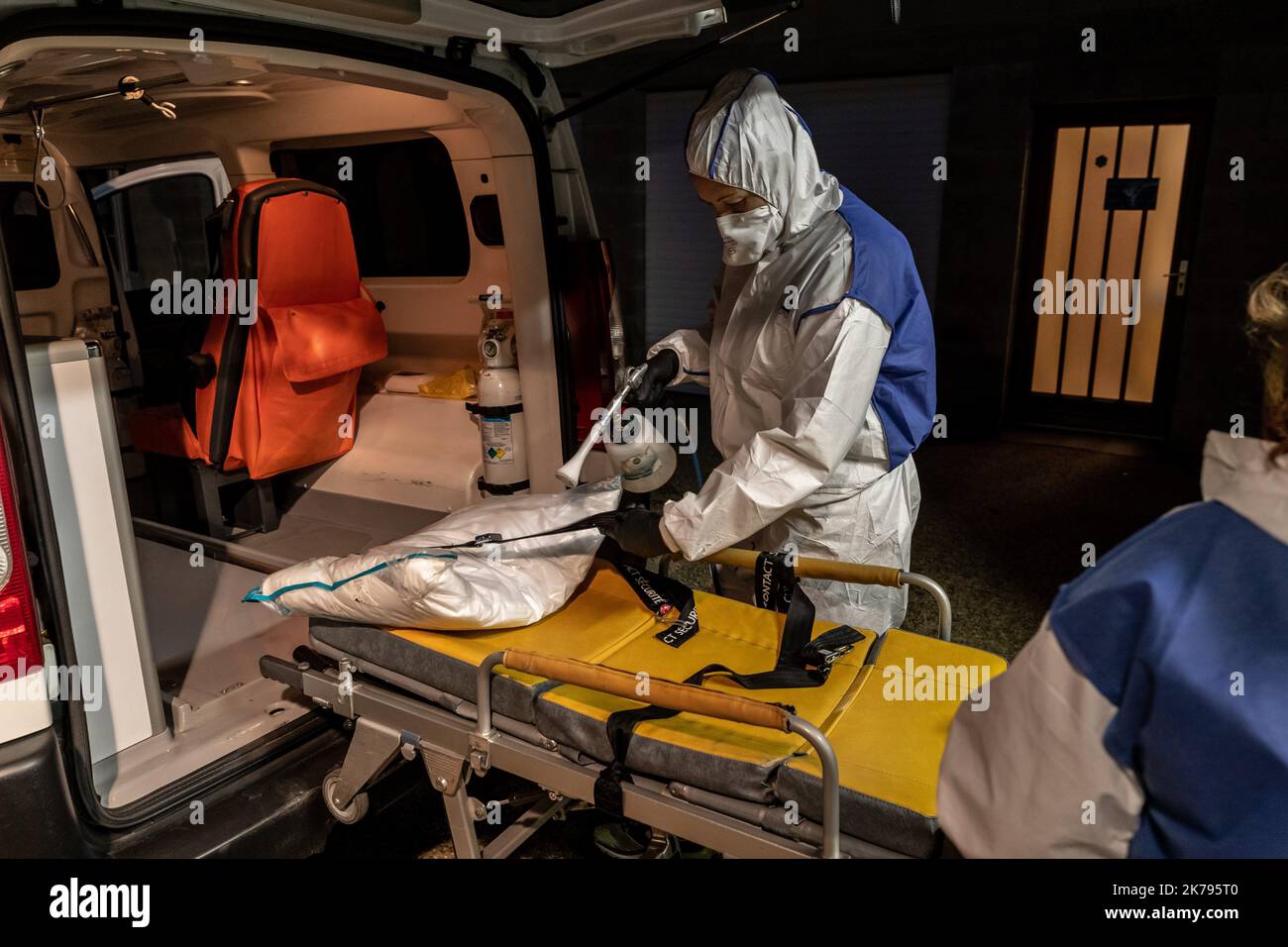 / 21/03/2020 - France / Rhone Alpes - A paramedic in a protective suit ...