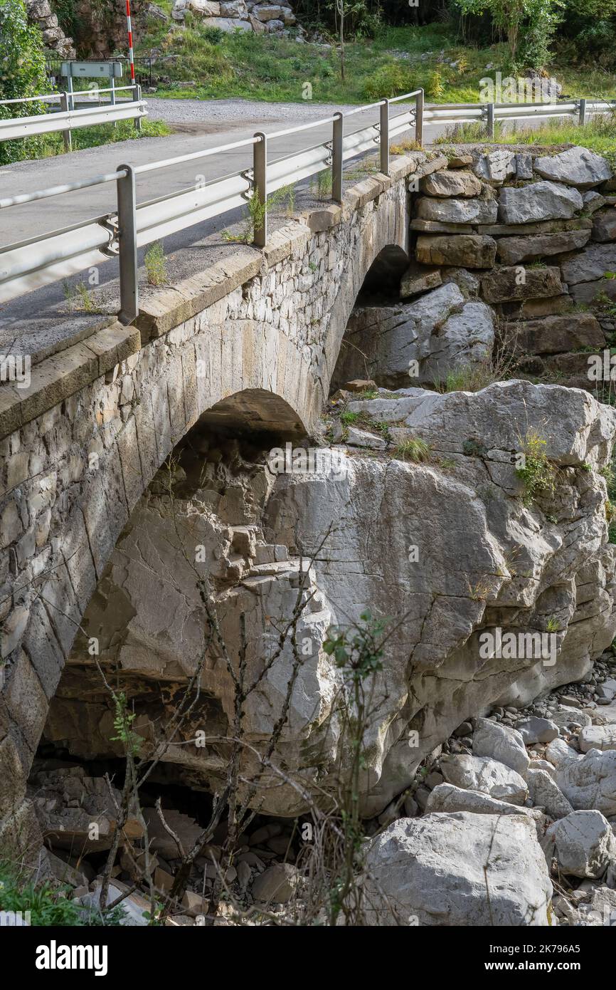 modern mountain arch river bridge using rock outcrop as a foundation ...
