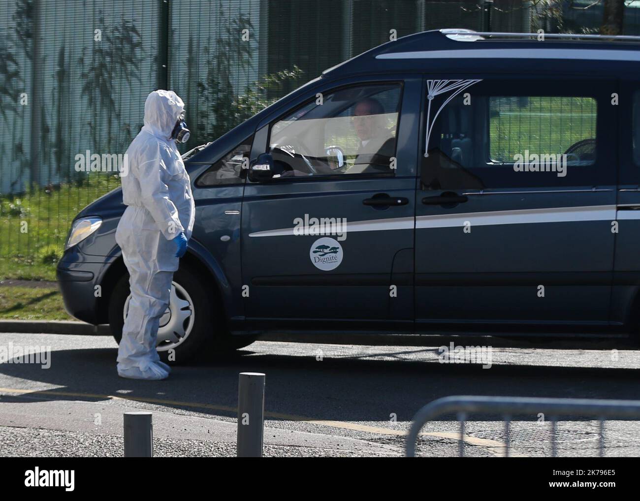 Coronavirus - Hospital morgue staff work with coronavirus masks and ...