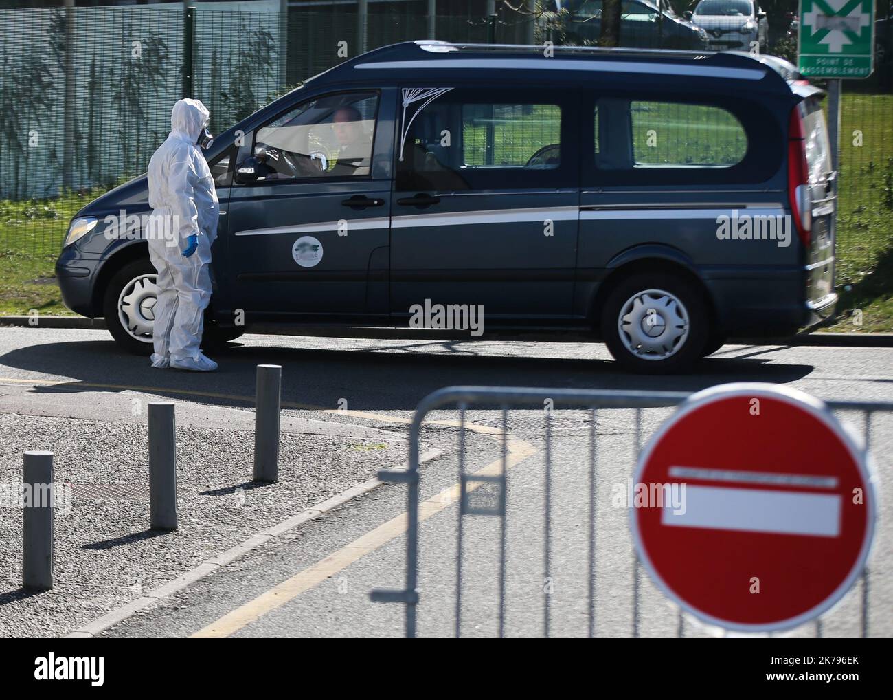 Coronavirus - Hospital morgue staff work with coronavirus masks and ...