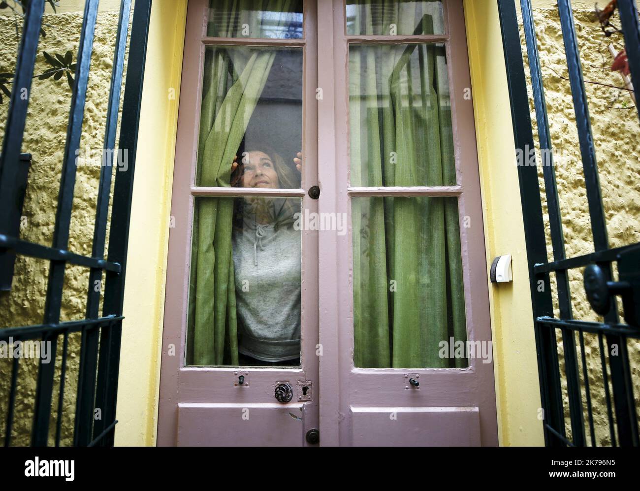 Illustration of containment in the context of the COVID-19 outbreak ...