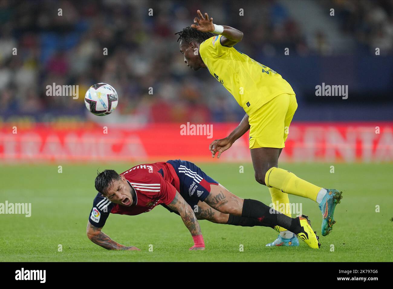 Chimy Avila of CA Osasuna and Nicolas Jackson of Villarreal during the ...