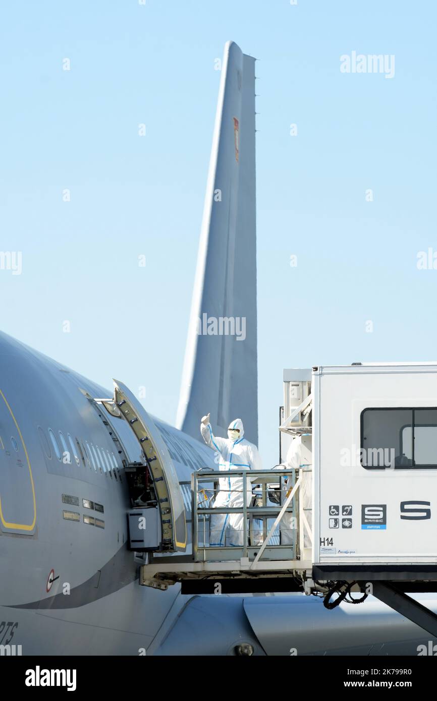 Avion de la croix rouge hi-res stock photography and images - Alamy