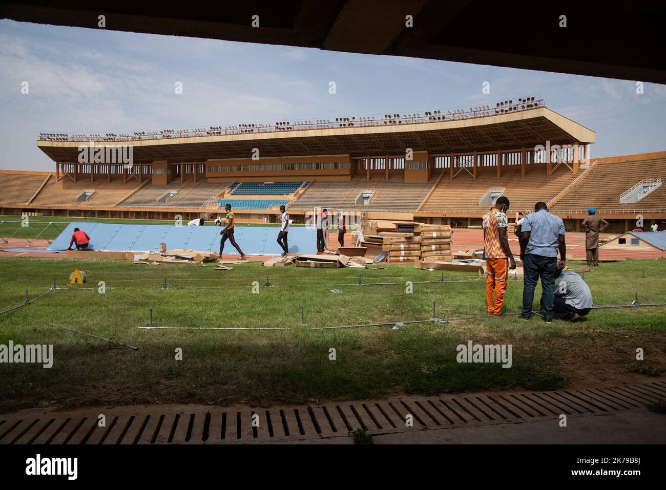 Niger / Niamey / Niamey - Le personnel met en place des unites de ...