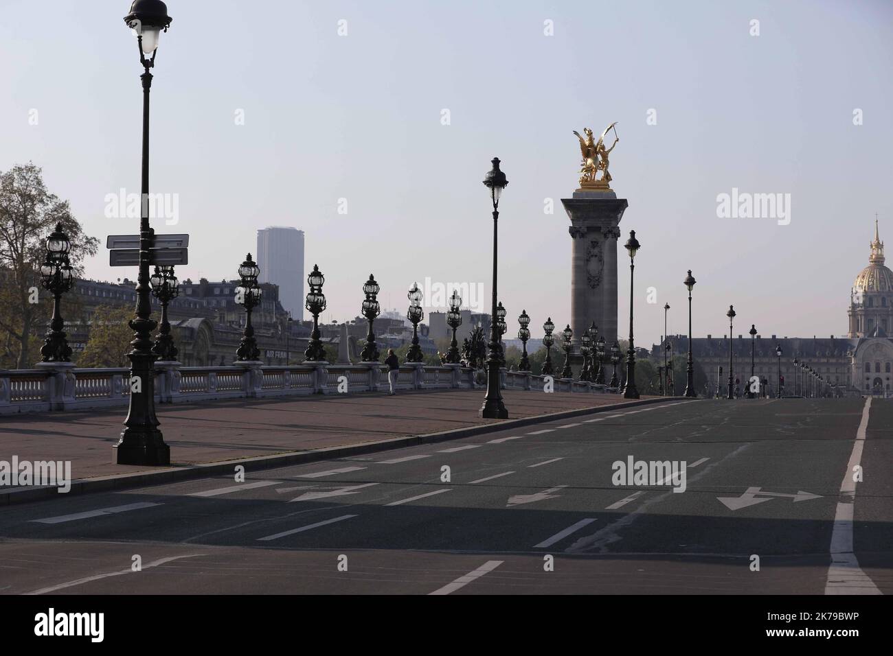 Les rues et places sont desertees a Paris pour endiguer la propagation ...