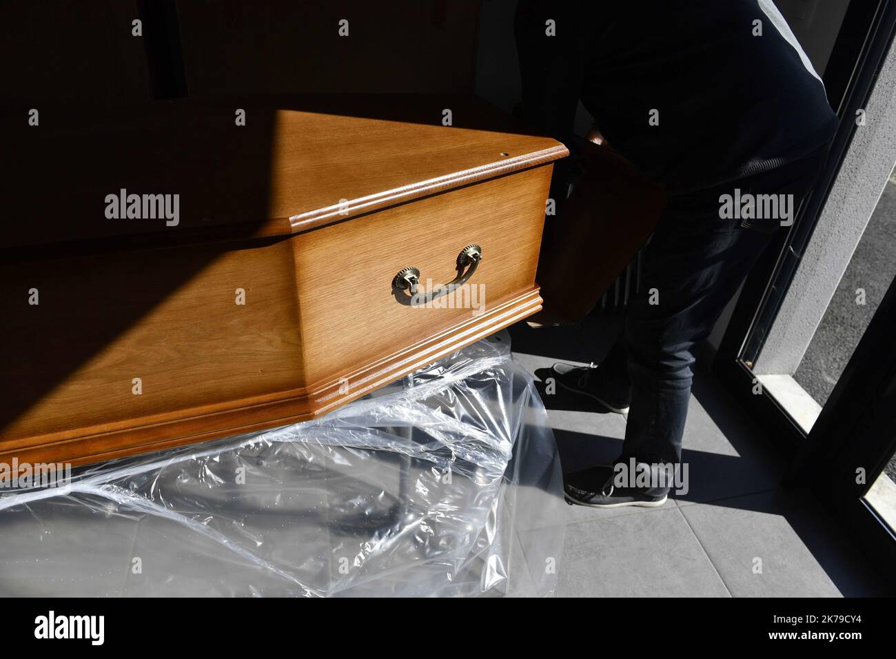 Covid 19 coffins hi-res stock photography and images - Alamy