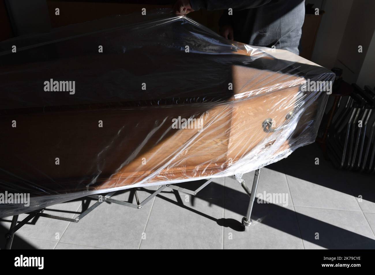 Covid 19 coffins hi-res stock photography and images - Alamy