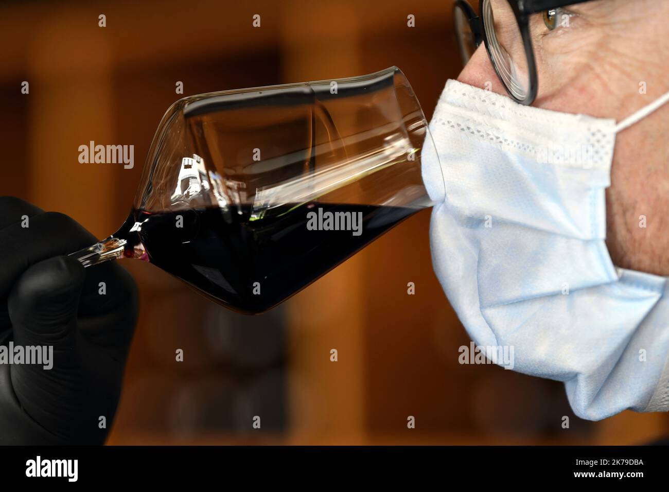 the work of an oenologist making wine during covid-19 epidemic Stock ...