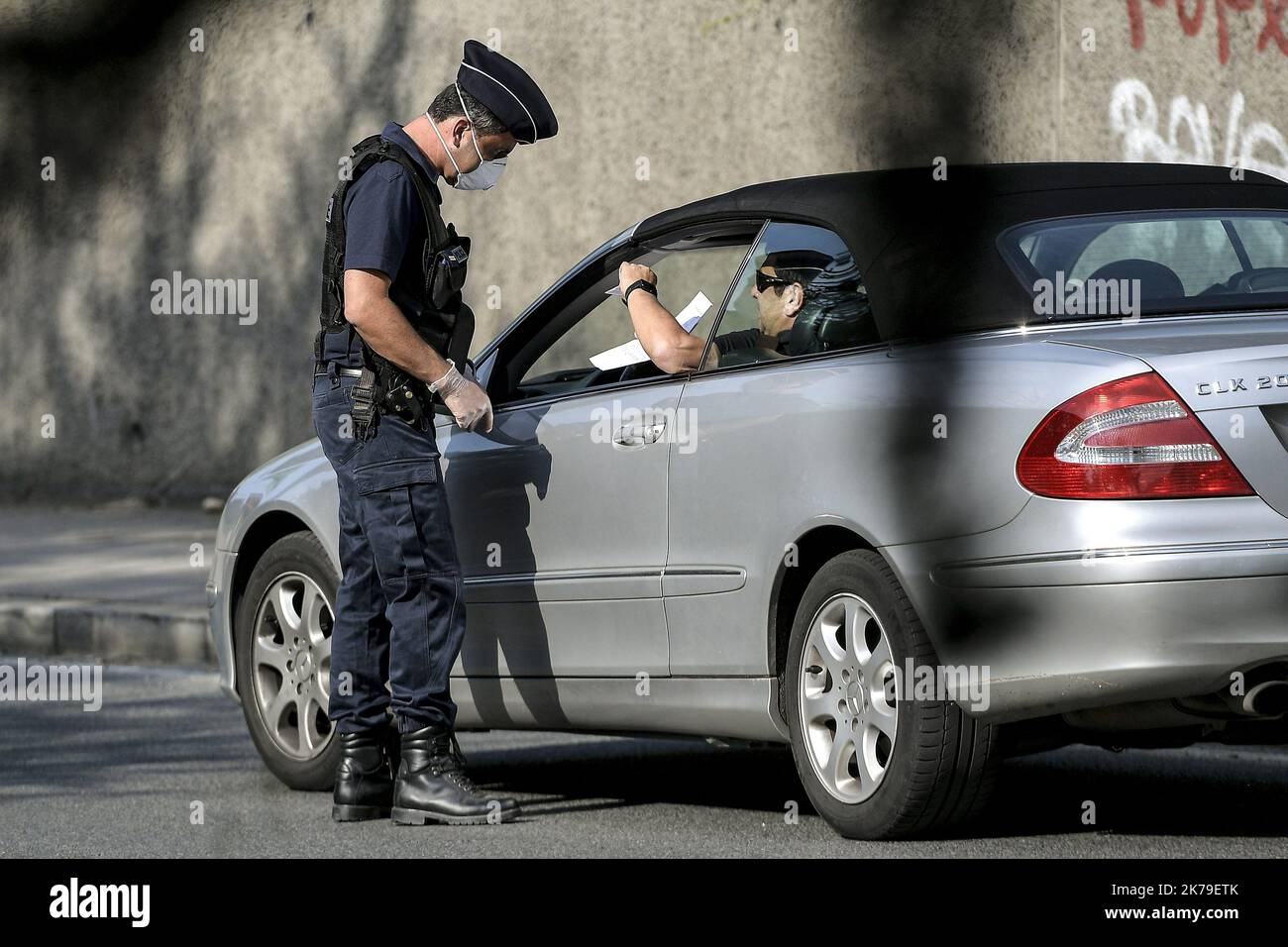 Lyon 25/04/2020 - police check in Lyon on April 25, 2020 - A police ...